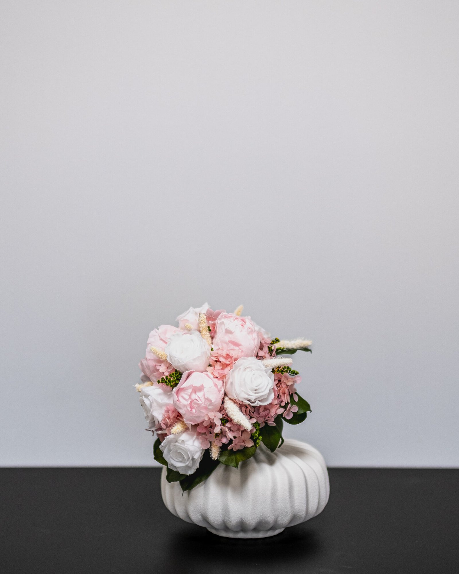 Rosor och Pioner brudbukett - Äkta stabiliserade rosa Pioner, vita ...