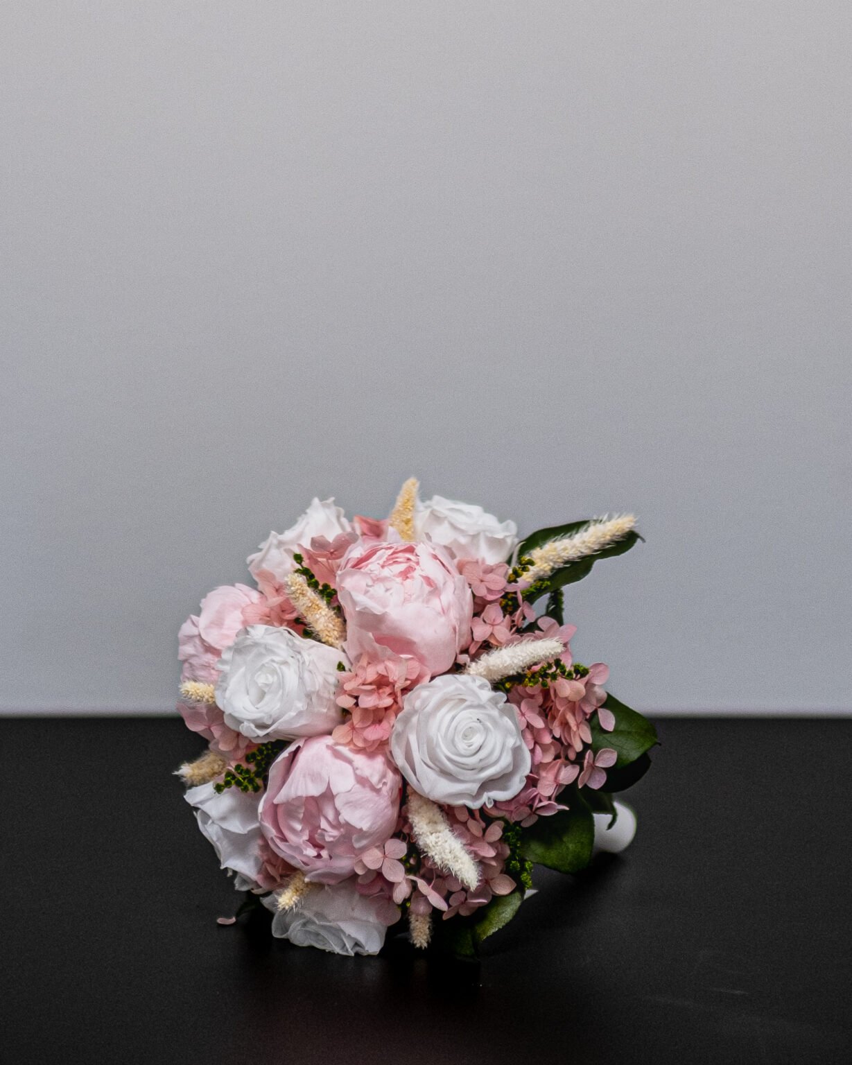 Rosor och Pioner brudbukett - Äkta stabiliserade rosa Pioner, vita ...